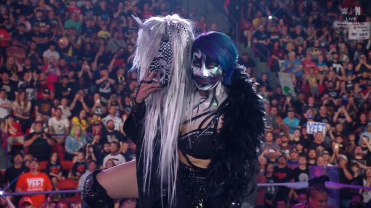 Asuka, l'ancienne championne de la WWE RAW, célèbre 10 ans dans la ...